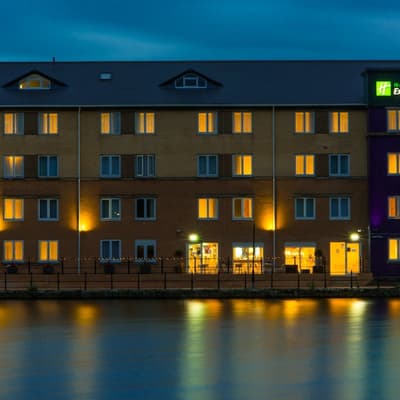 Holiday Inn Express Cardiff Bay, an IHG Hotel - TUI - Viaje Online