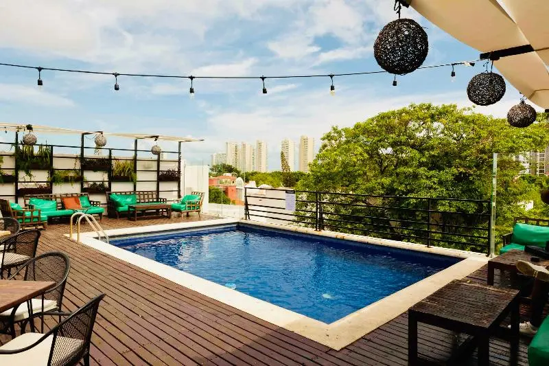 Nomads Hotel, Hostel & Rooftop Pool - TourMundial Conecta